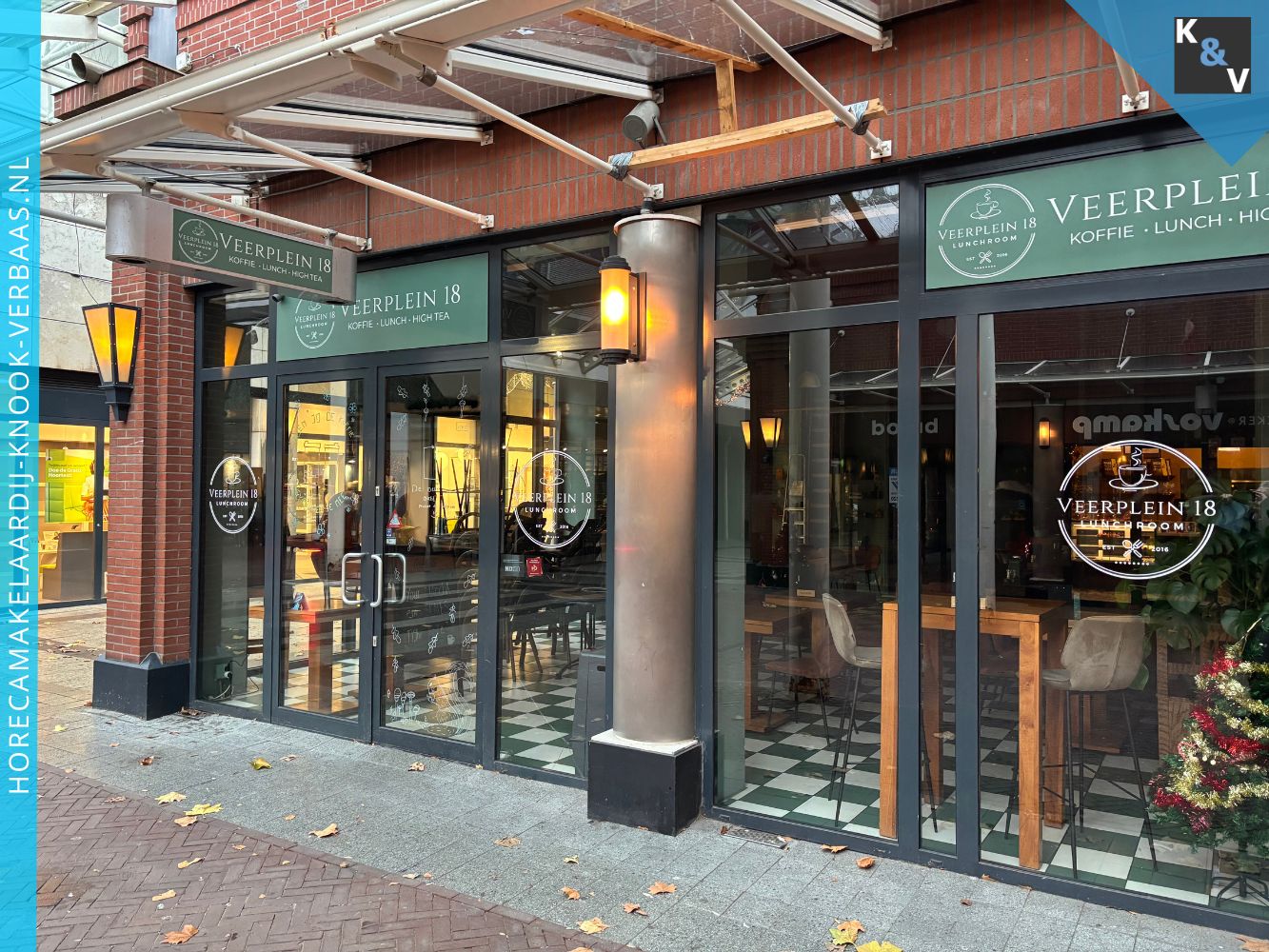 Sfeervolle lunchroom met terras en mogelijkheden voor blurring op een ...